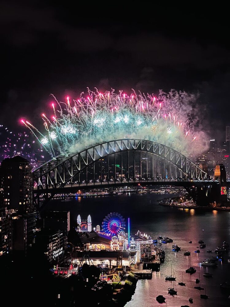 Why's Sydney Harbour famous? Largest in the world? Celebrities
